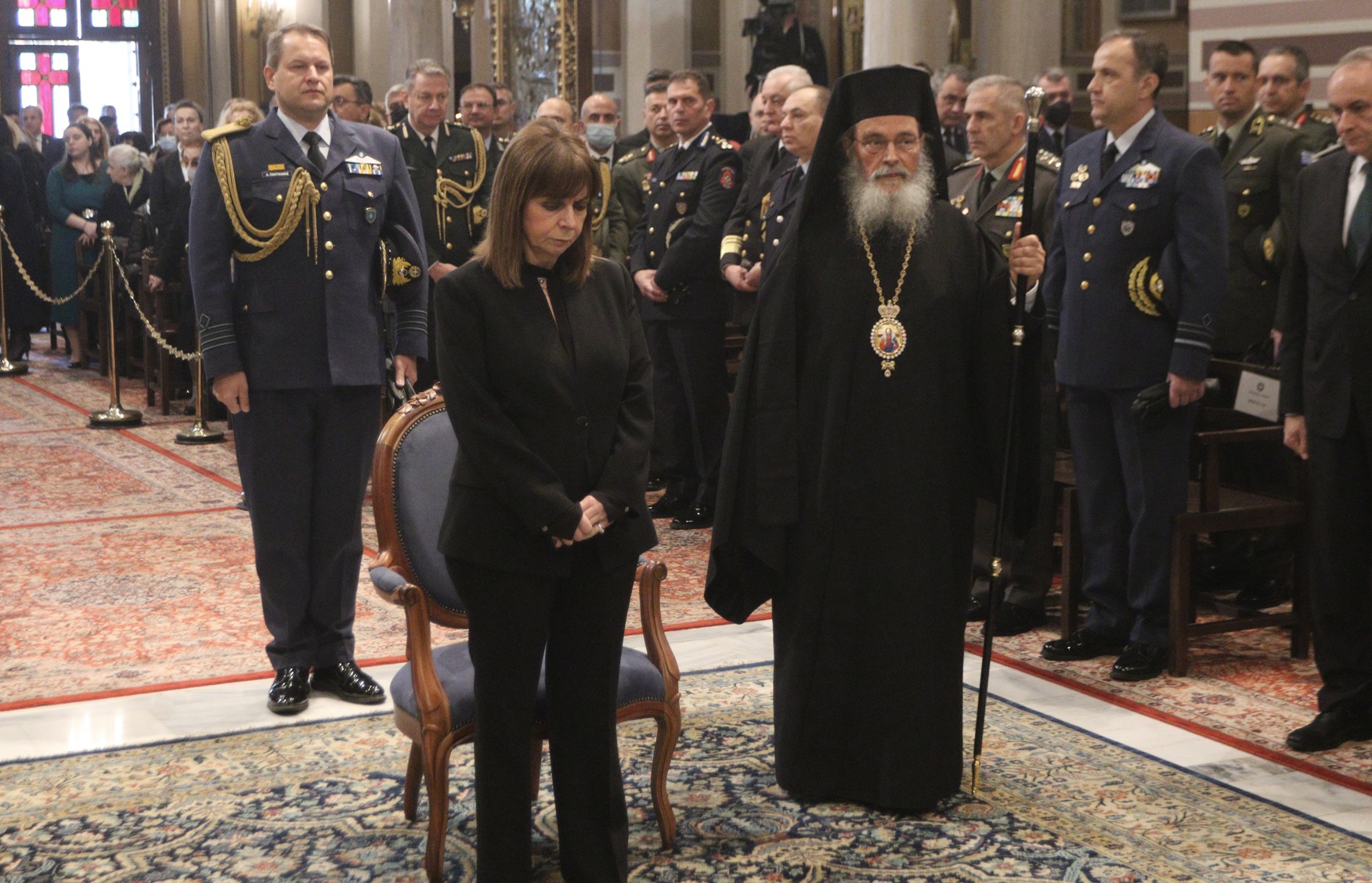 Σακελλαροπούλου και Μητσοτάκης στο τρισάγιο για τα θύματα των Τεμπών ...
