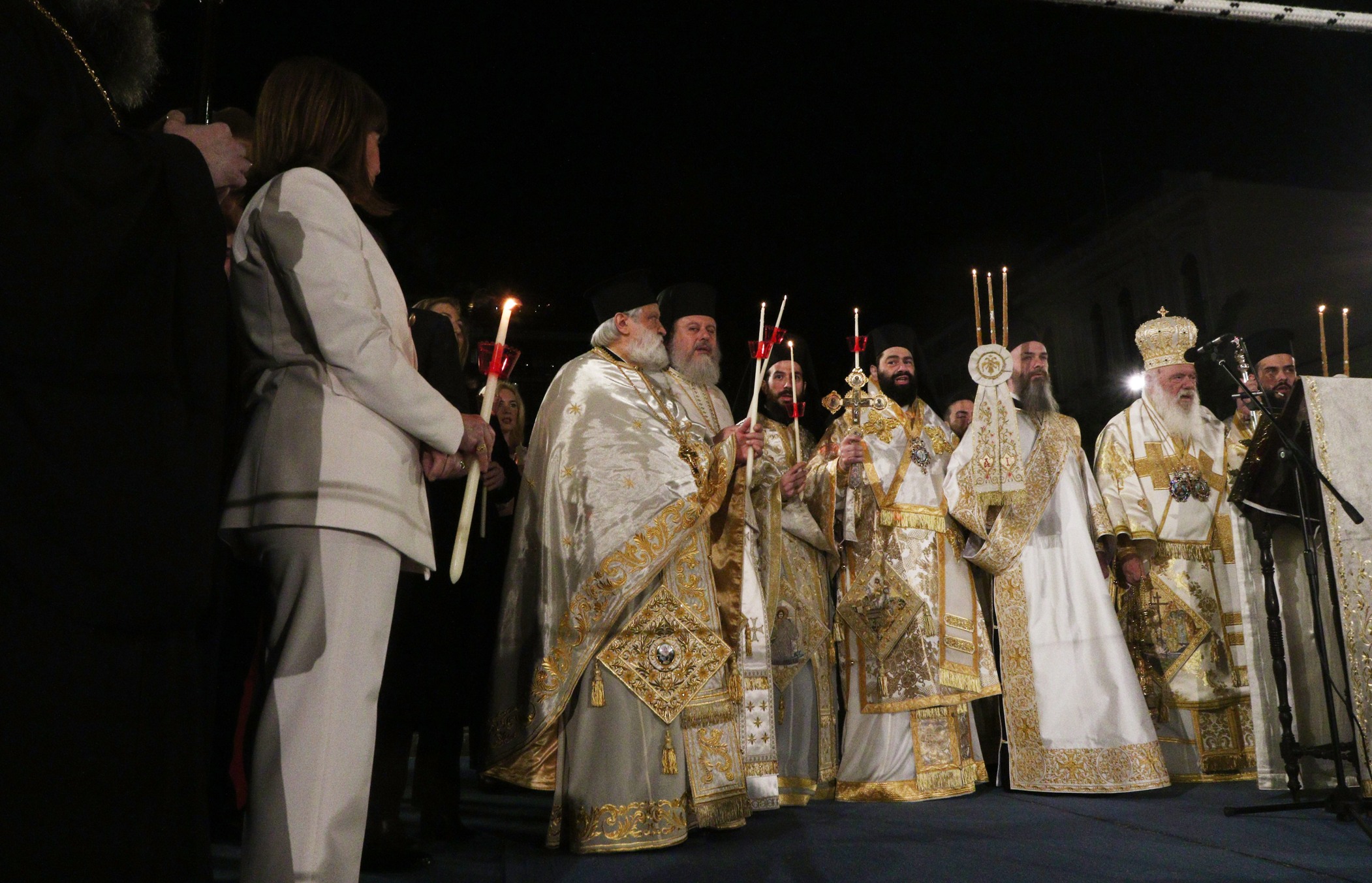 Το «Χριστός Ανέστη» στη Μητρόπολη (ΦΩΤΟ) - Paraskhnio.gr