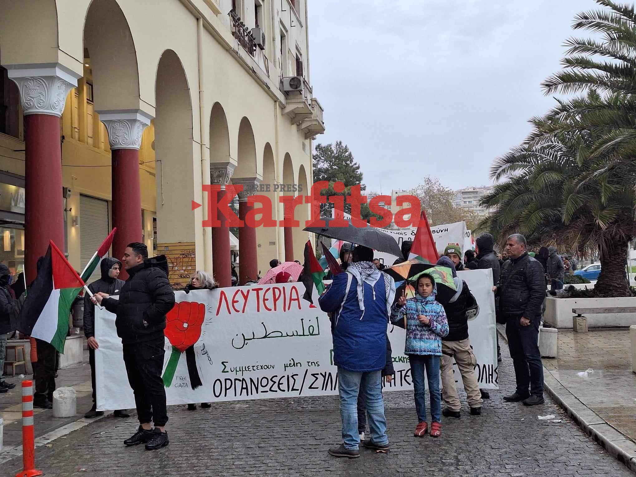 Κινητοποίηση υπέρ της Παλαιστίνης εν μέσω βροχής στη Θεσσαλονίκη ...