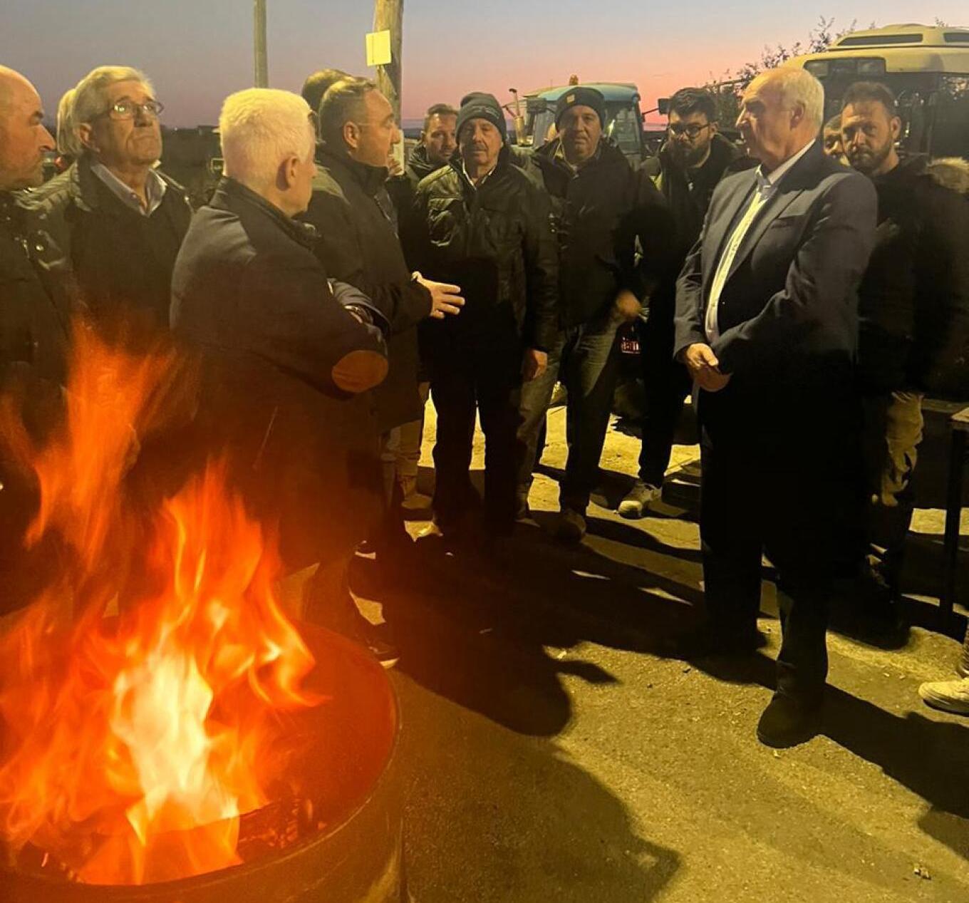 Τετ α τετ με τους αγρότες στα μπλόκα ο Μεϊμαράκης - Paraskhnio.gr