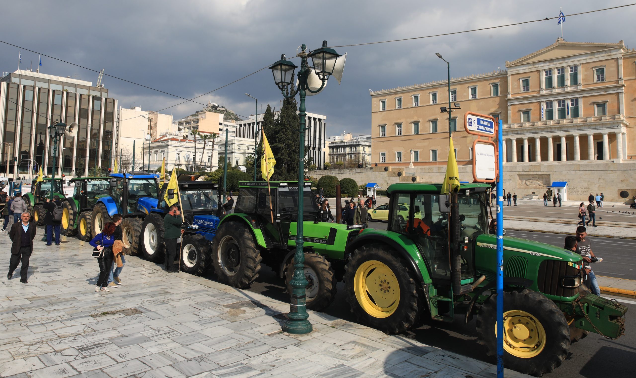 Έφθασαν στο Σύνταγμα τα πρώτα τρακτέρ! - «Χωρίς εμάς, τί θα φας;», το ...