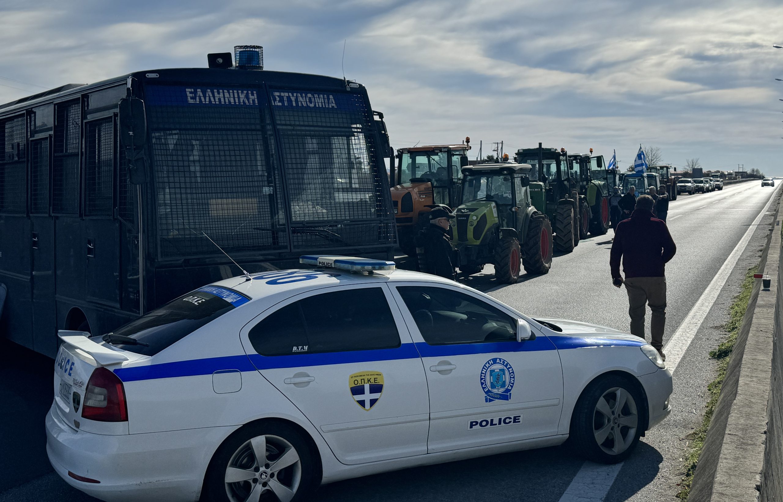 Μπλόκο αστυνομικών στους αγρότες της Χαλκιδικής! Ήθελαν να μπουν με ...